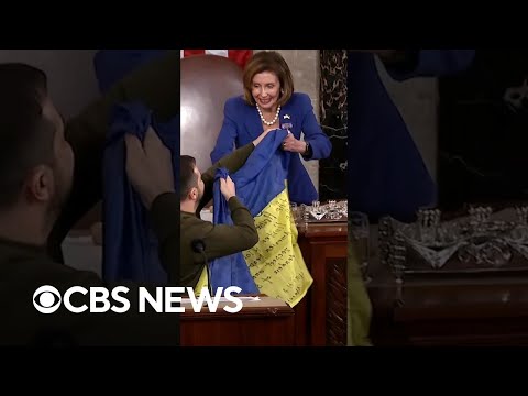 Ukrainian President Zelenskyy gifts a Ukrainian flag to the U.S. after addressing Congress #shorts