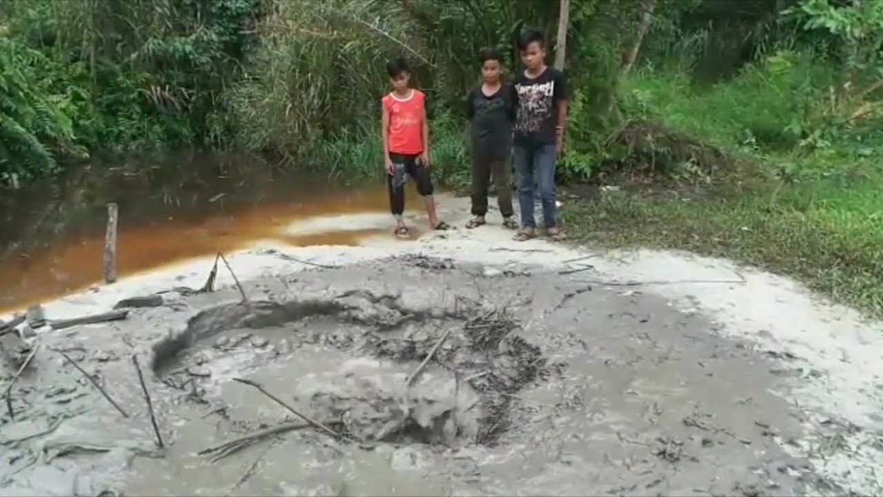 Semburan Lumpur Muncul di Lokasi Penggalian Sumur Bor - Tribun Video