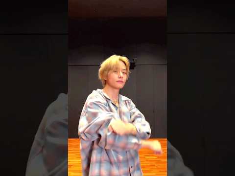 Taehyung dancing to Hype boy with New Jeans 🕺 HE NEVER FAILS TO SURPRISE US !! #taehyung