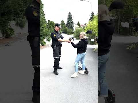Bruk hodet - bruk hjelm🛴 #politiet #sparkesykkel