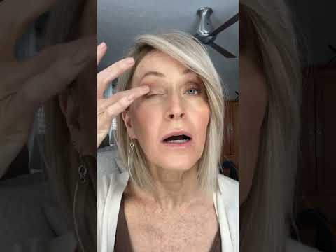 Applying eyeshadow with 3 colors