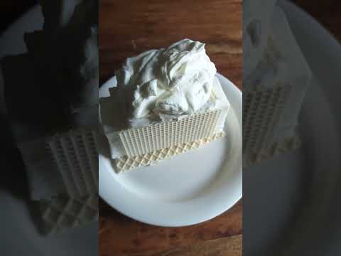 "Gelato con cialda e panna"