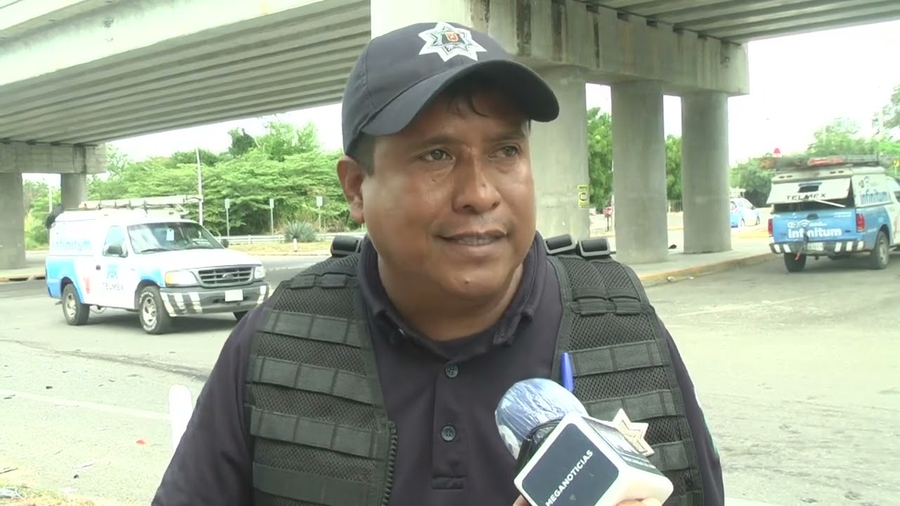 Tráiler se queda sin frenos y embiste colectivo