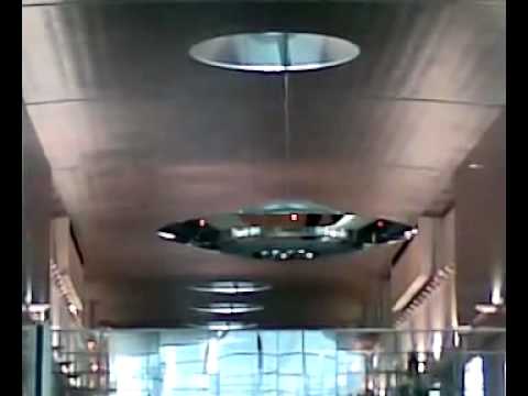 Flying Saucer at the Dubai Airport Ufo IFO USO GREYS Alternativ Energie Pyramides Magnetic field