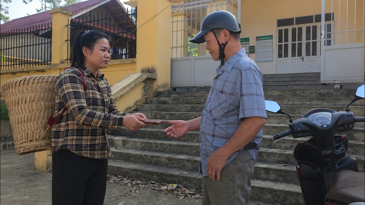On her way to harvest, Thuy found a wallet , and that's how she had a fateful encounter.