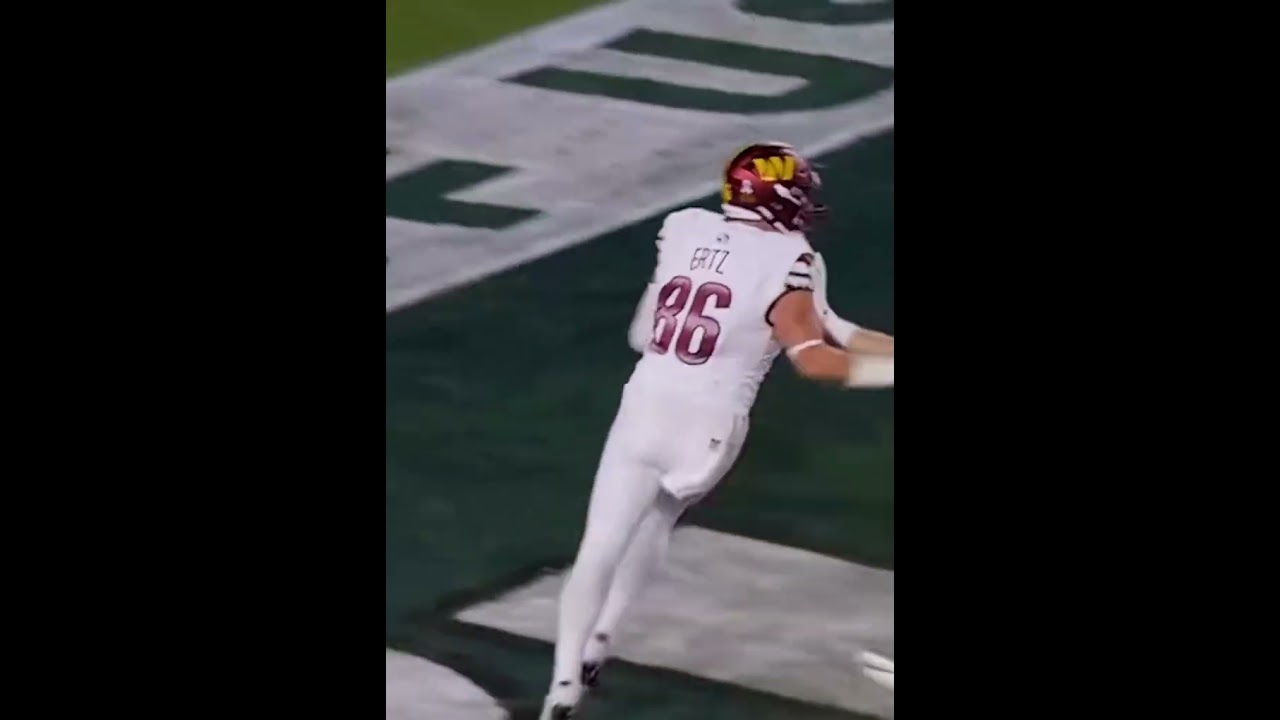 What a catch 😳😳 #commanders #eagles #nfl #nflfootball #ballislife #thursdaynightfootball