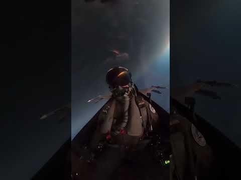 Inside the F-16 – Sunset Rolls from the Cockpit ✈️🌅