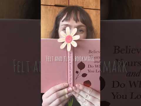 This felt daisy bookmark is easy to make and perfect for any book lover!📚#diybookmark #madewithlia