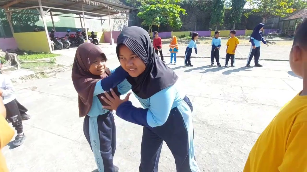 Kegiatan SEIMAN (Senam, Infaq, dan Permainan) - SDN 1 Tlobong