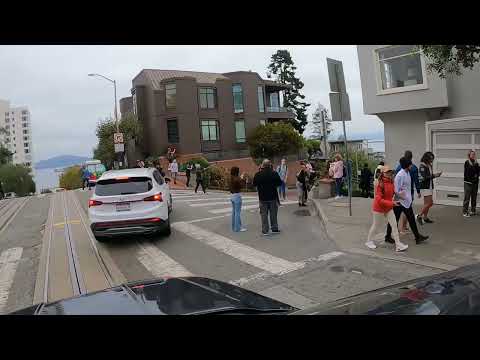 LOMBARD STREET IN SAN FRANCISCO CALIFORNIA