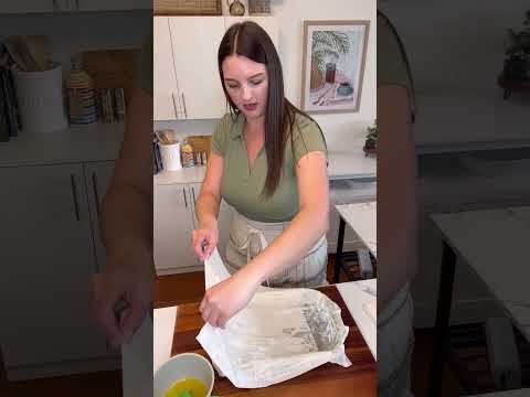 Greek Spinach Pie (Spanakopita) full recipe at spoonfulofsi.com 🤍 #recipevideo #spinachpie #greek