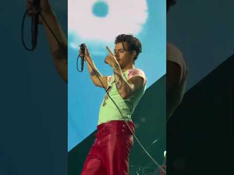 “C*caine, side boob, ch*ke her with a sea view” 🥵 Harry doing his movements during Keep Driving!