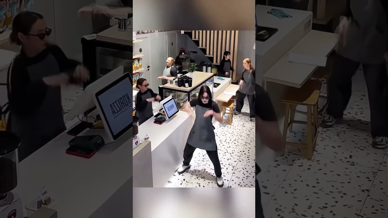 The crazy dance of the coffee shop staff! Will you also join?#shorts#viralvideo #dailylife