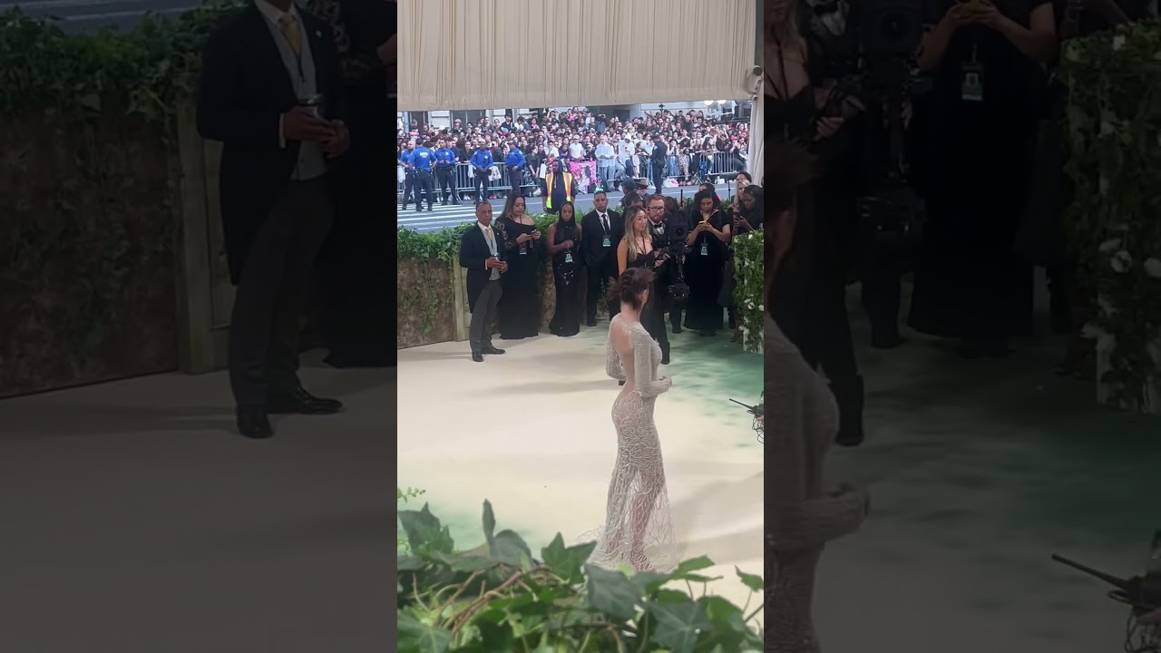 Emily Ratajkowski DAZZLES at the #MetGala!! ✨