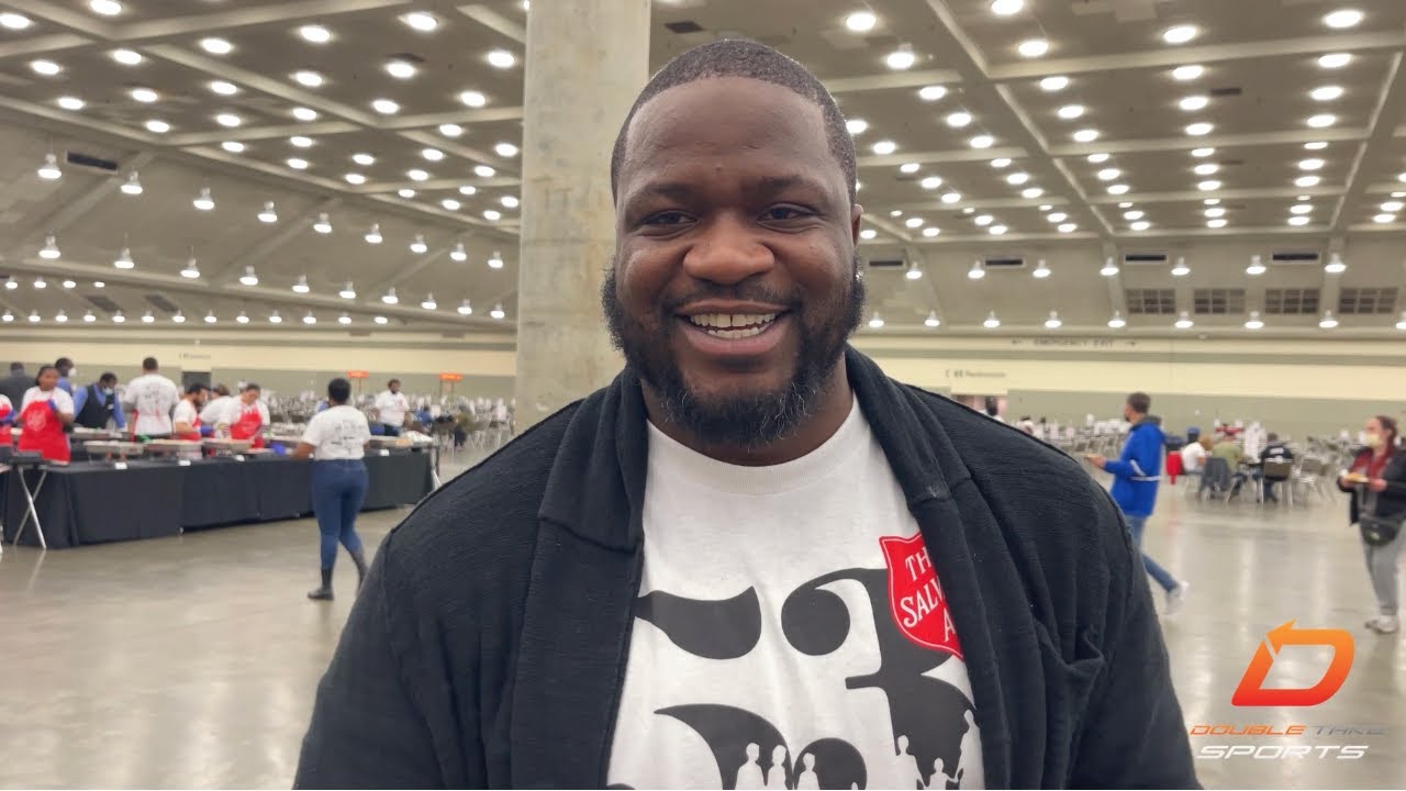 Ravens Jameel McClain serves Thanksgiving dinner to Baltimore families in need