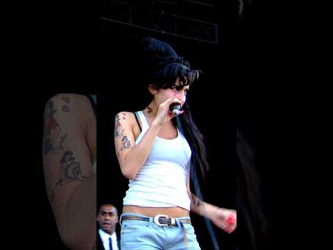 Amy's mesmerising performance of ‘Valerie’ live at the Isle of Wight Festival in 2007. 🖤
