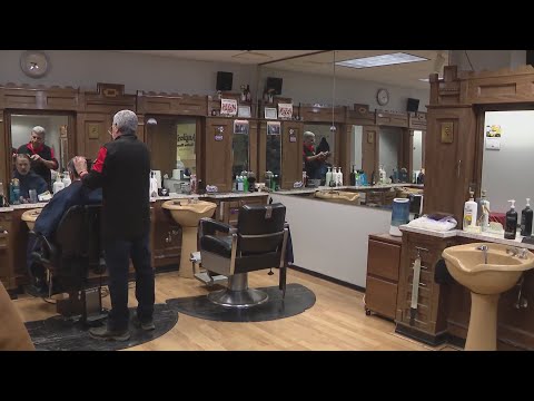 Final cut: Beloved barber shop in Daley Center closing it's doors
