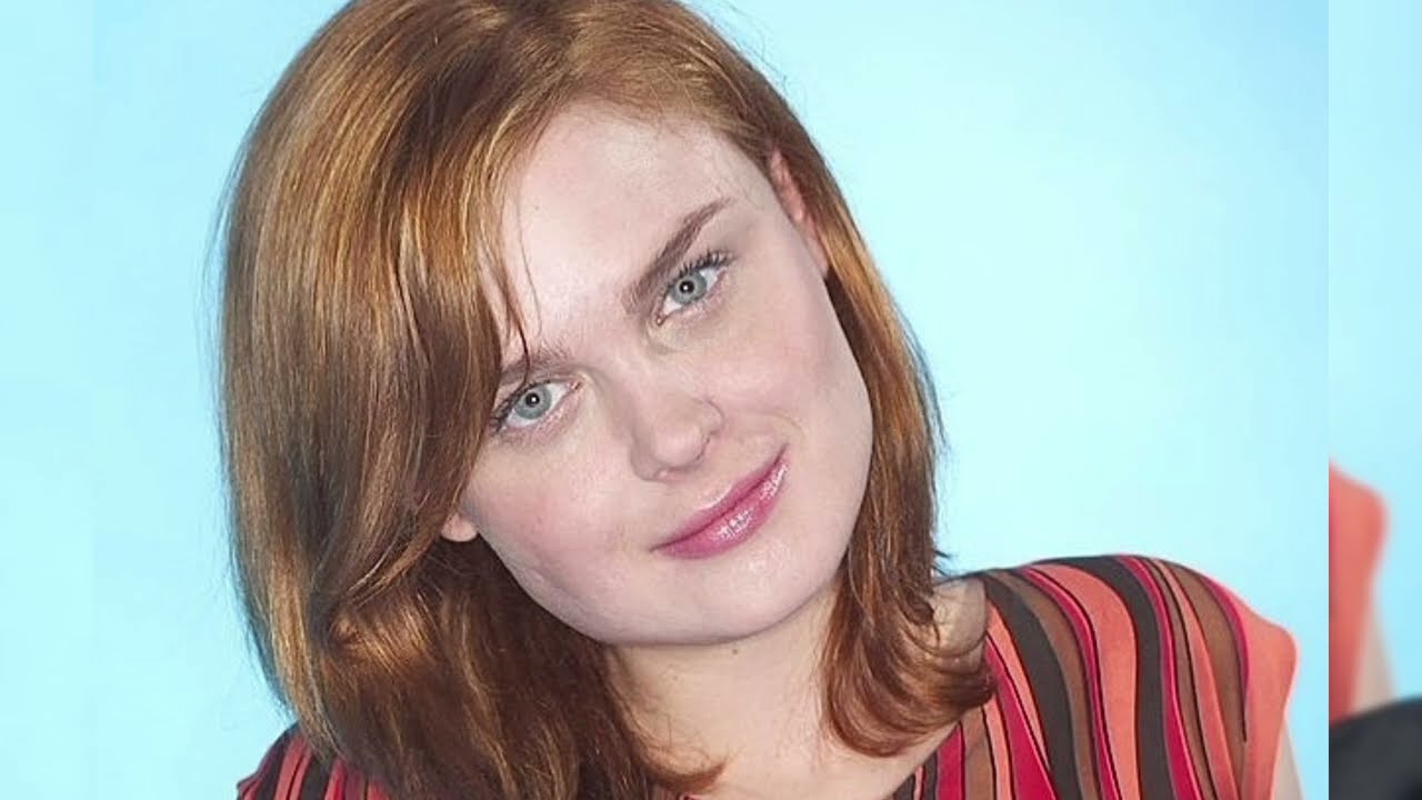 Emily Deschanel | Biography | Plus Size Model | Curvy Instagram Stars | Fashion Celebrity Wiki