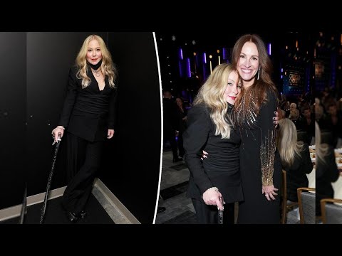Christina Applegate performs at her first award ceremony since being diagnosed with MS.