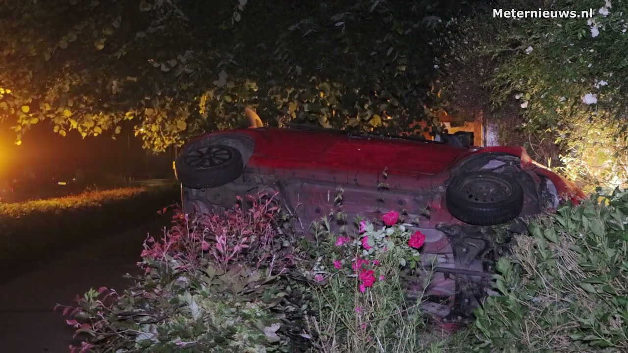 Auto op zijkant in tuin woning (Video)