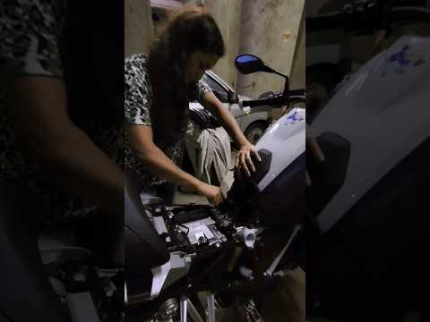 Installing BMW MOTORRAD COLLECTION TANK BAG || R1250 GS #bmwmotorrad #bmwmotorradindia