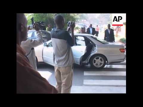Mugabe and Tsvangirai arrive at hotel for talks