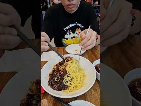Eating Jajangmyeon at Paik's Noodle Suntec 😱😋 #jajangmyeong #paik #noodle #vinegar #food #Singapore