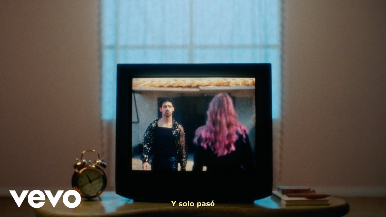 Lyrics & Translations of ¿Cómo Pasó? by Ela Taubert | Popnable