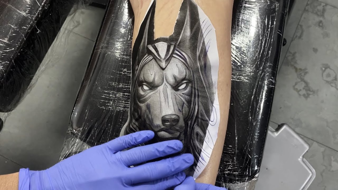 TATTOO DE ANÚBIS COM PIRÂMIDE