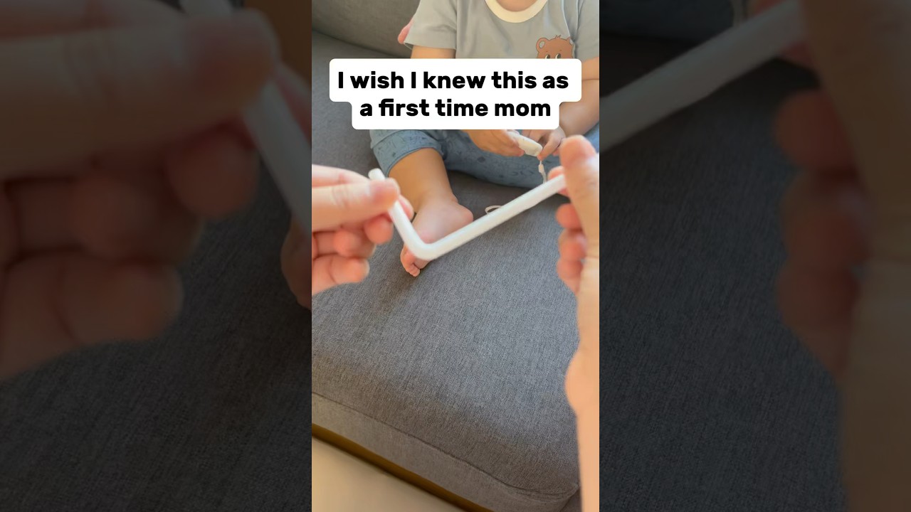 Baby shoe sizing hack👟Measure little feet with a straw for the perfect fit! #MomHack #ParentingHack