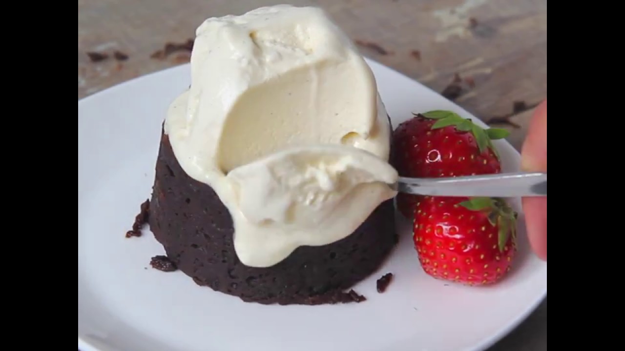 Warmes Schokosoufflé mit Vanilleeis