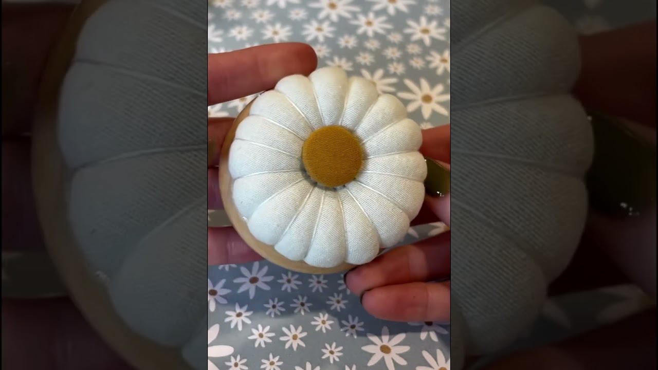 Daisy pin cushion. Ford Wardrobe #sewist #sewingaccessories #sewing #sewingtools #sewingpattern