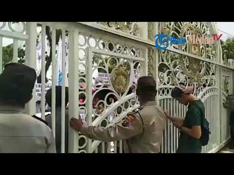 Puluhan Buruh Lakukan Unjuk Rasa di Depan Kantor Gubernur SUMUT