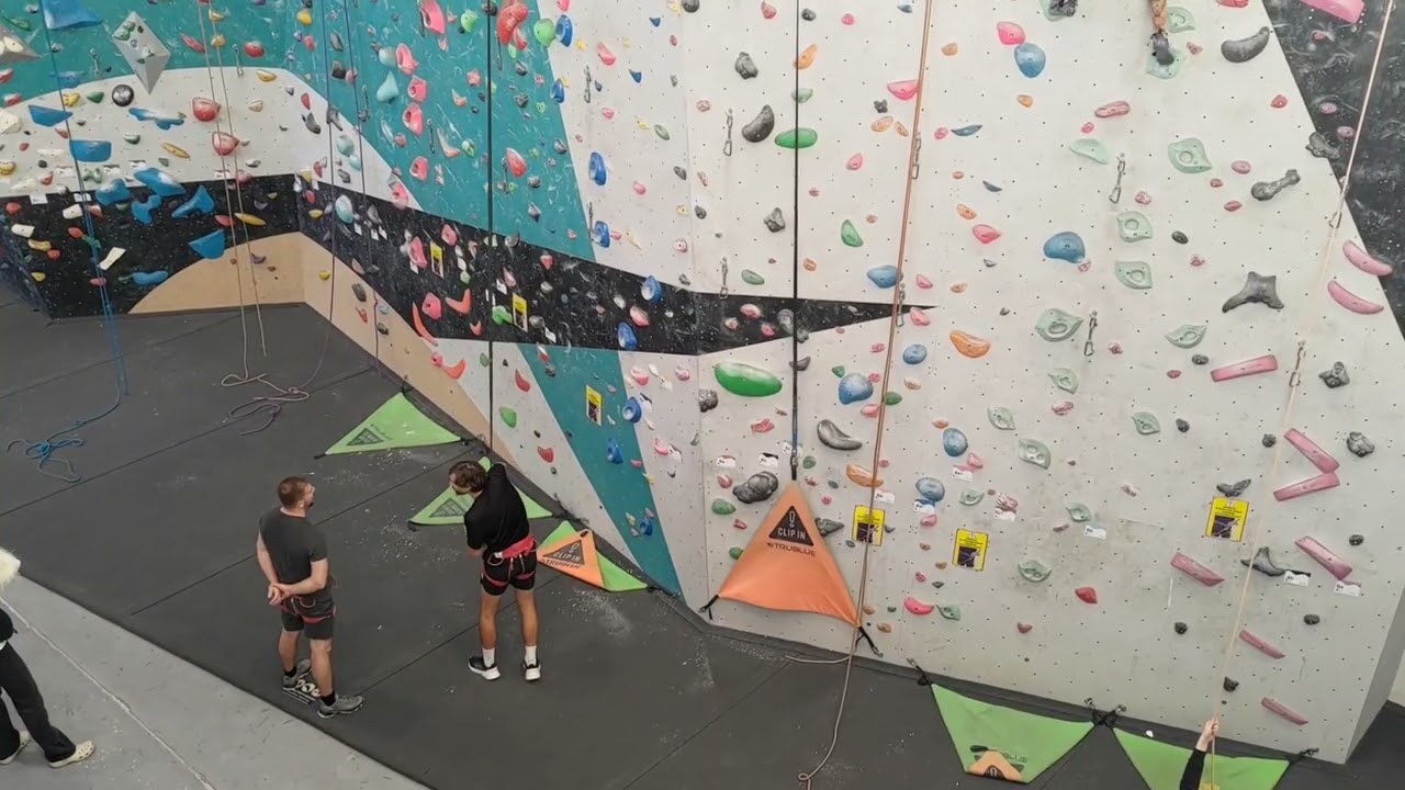 Warum vergessen Kletterer, sich an den Auto-Belay anzuhängen? - Maja ...