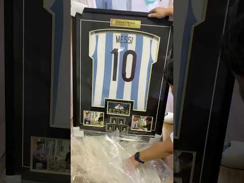 Dapat tanda tangan dari MESSI?! Jersey Argentina MESSI yang berbingkai dan bertanda tangan 😱🇦🇷🐐 #celanapendek #belanjapemain