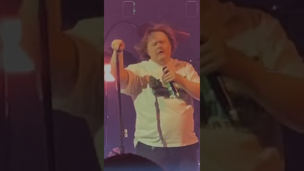 Cantante sufre una crisis en concierto y fans terminan la canción
