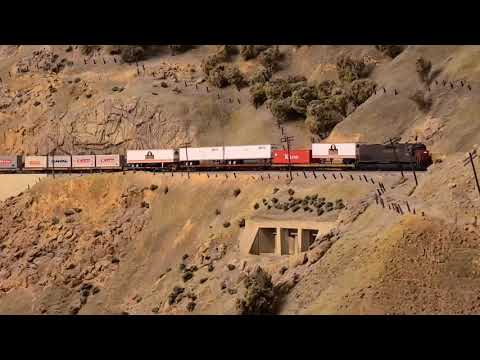 SP Intermodal Heads East Over Tehachapi - La Mesa Model Railroad Club