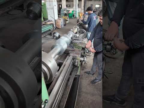 Crankshaft machining operation on a manual lathe, this job requires a very skilled operator 👷