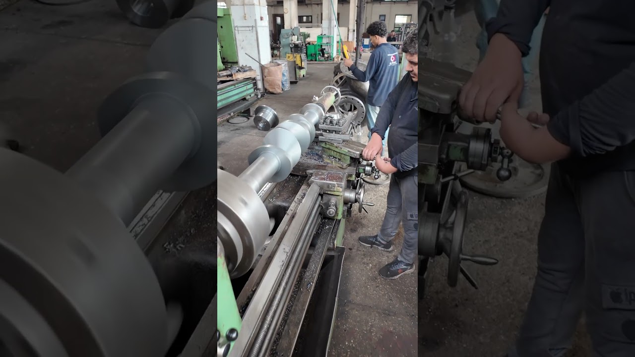 Crankshaft machining operation on a manual lathe, this job requires a very skilled operator 👷