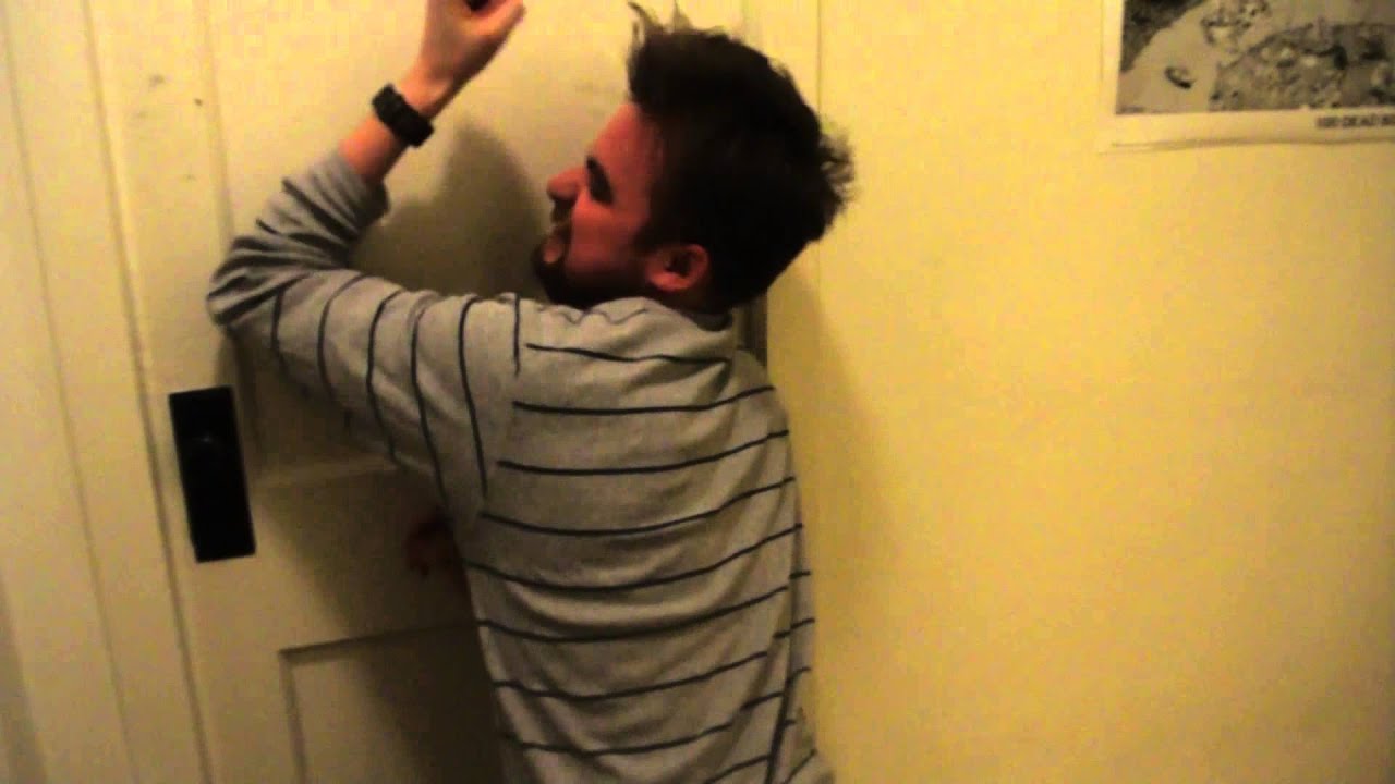 2 Roommates 1 Toilet