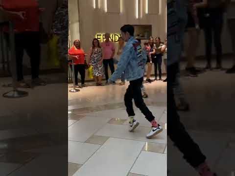 How does he float like that 👀