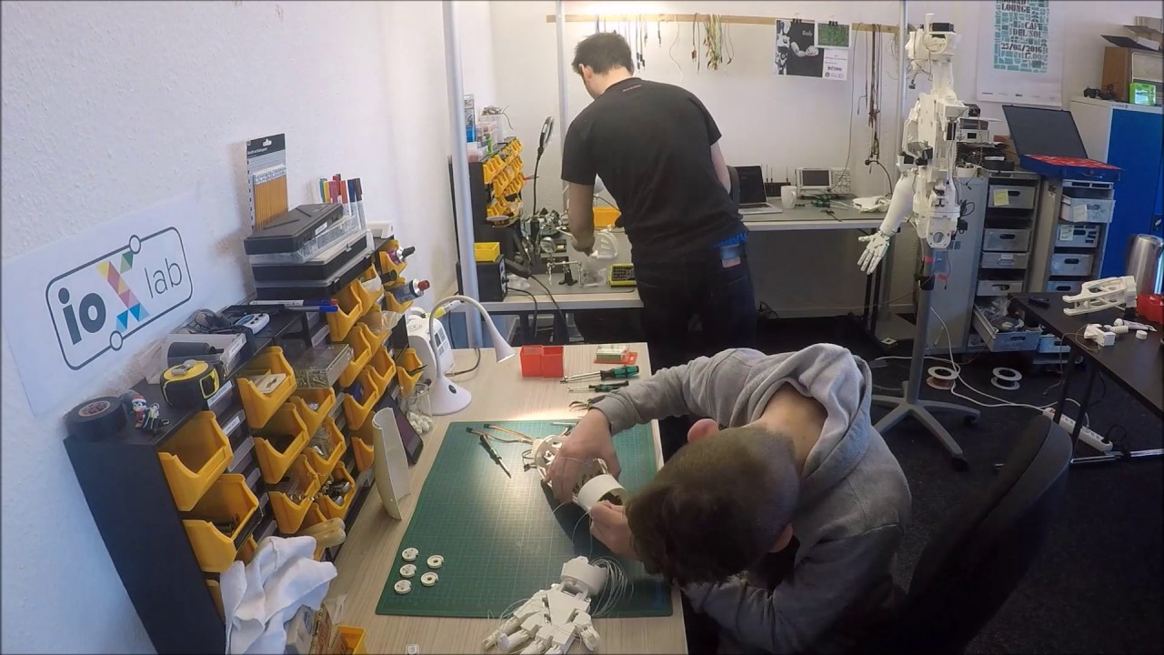 Crafting BOB, the first life-size robot in Düsseldorf