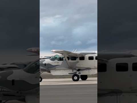 Tiny Planes ✈️ taxiing at HNL AIRPORT #airplanes #aviation #airport #hawaii