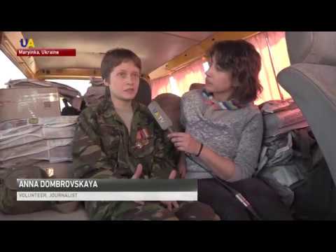Russian Journalist Delivers Ukrainian Newspapers to Fight Putin's Propaganda