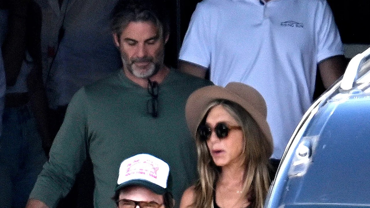 Something Is Seriously WRONG With Jennifer Aniston and Jim Curtis Relationship