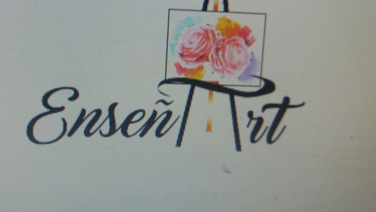 Vasija de barro Y flor de Iris