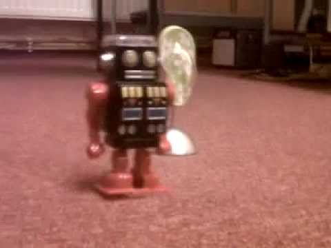 Robot Emil odchází volit