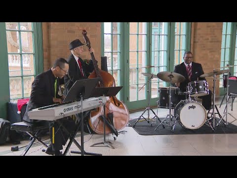 Volunteers host jingle & mingle jazz party for veterans
