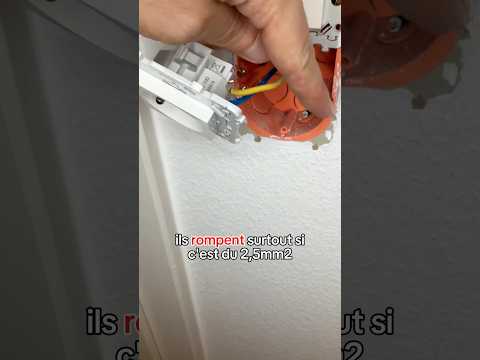 Fil de cuivre cassé dans une borne automatique de prise électrique