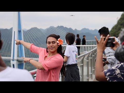 GLOBALink | Int'l students impressed by mega bridge in China's Guizhou